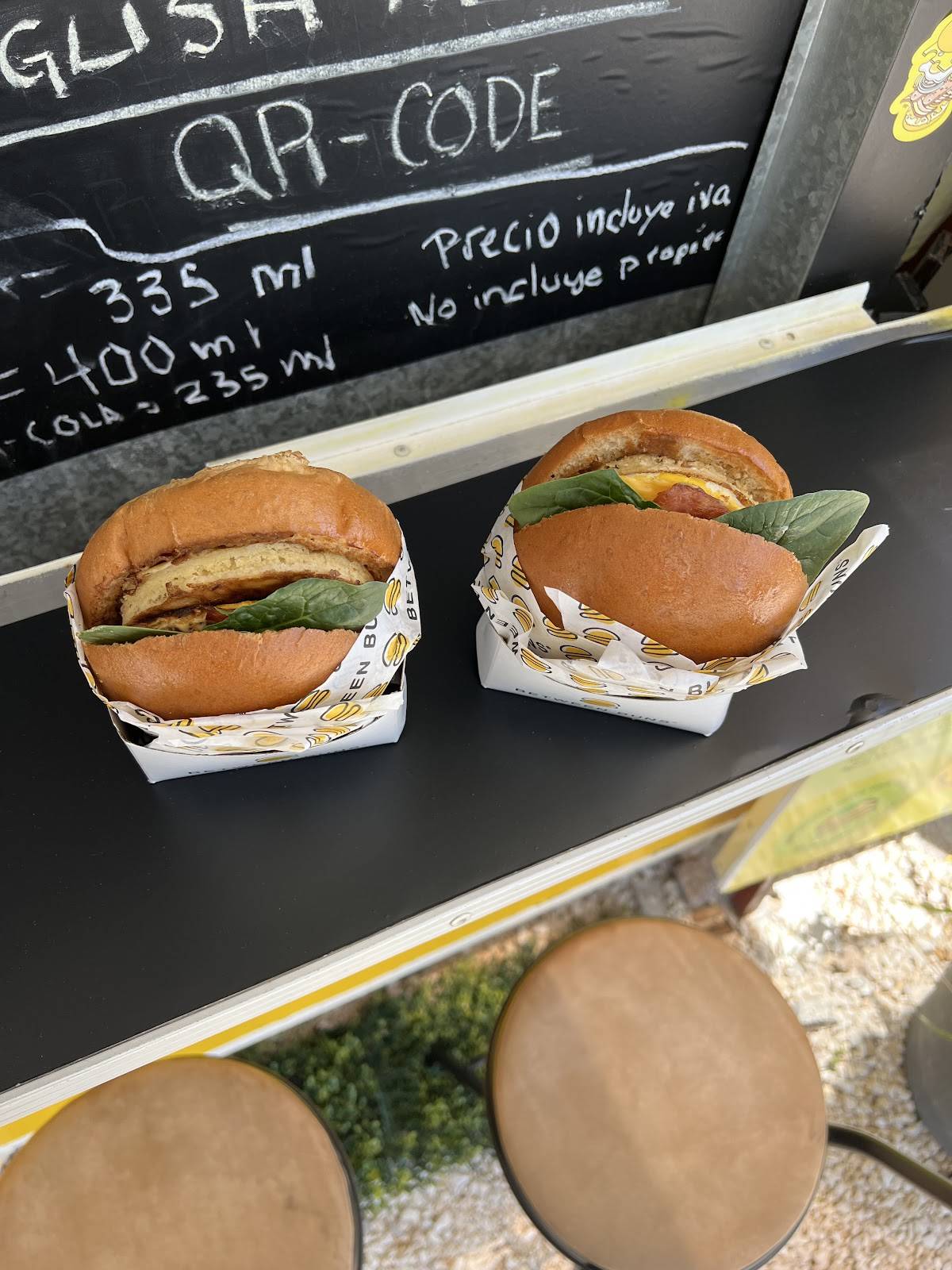 Menu at Between Buns restaurant, Cancún