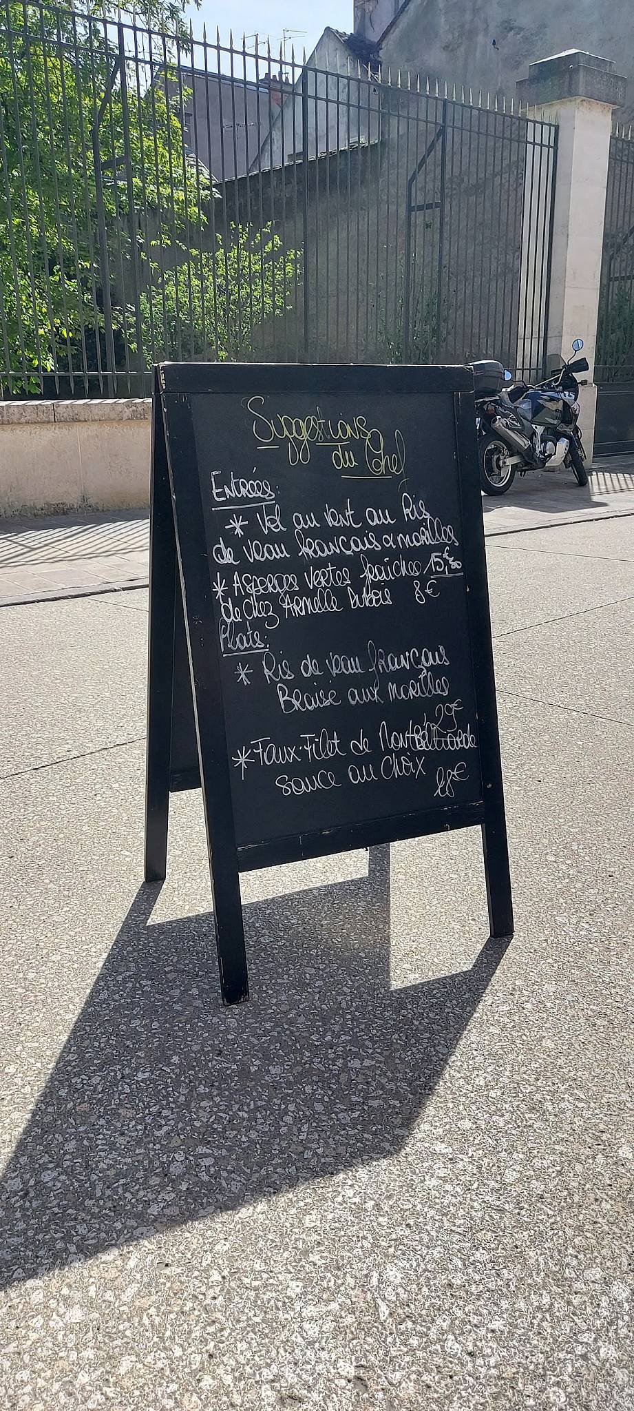 Menu au Chez Léon restaurant, Dijon, 20 Rue des Godrans