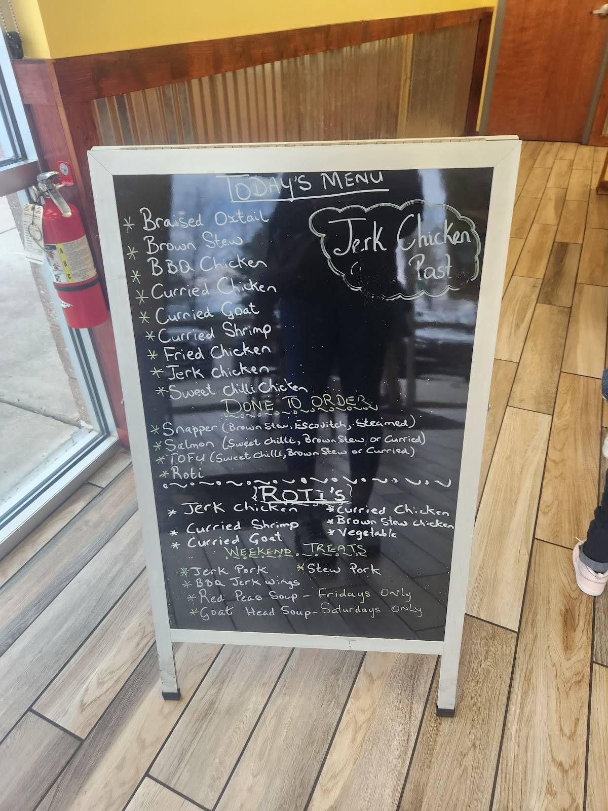 Carta de Golden Krust Caribbean Restaurant, Raleigh, Plantation Center Dr