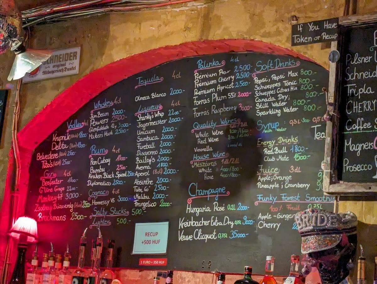 Carta del pub y bar Szimpla Kert, Budapest, Kazinczy u. 14
