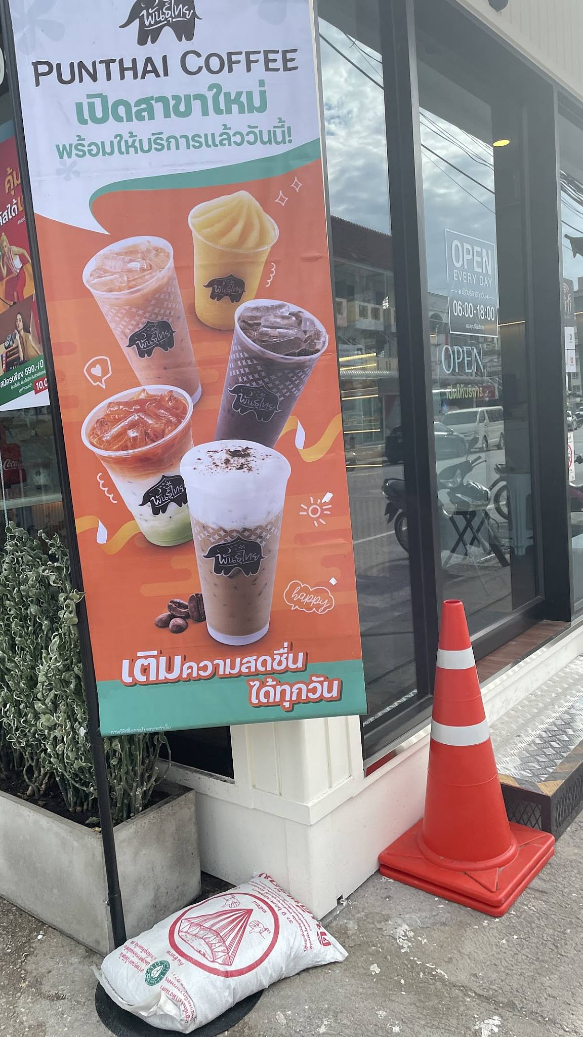 Menu at กาแฟพันธุ์ไทย Punthai coffee : Amata park mansion, Bangkok