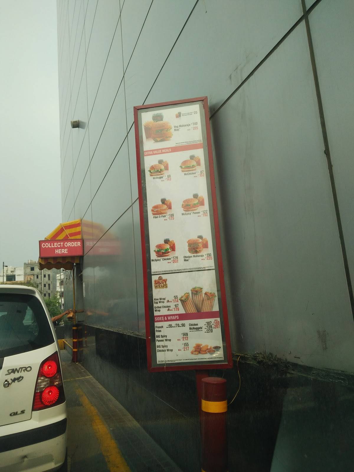 Menu at McDonald's, Delhi, Plot