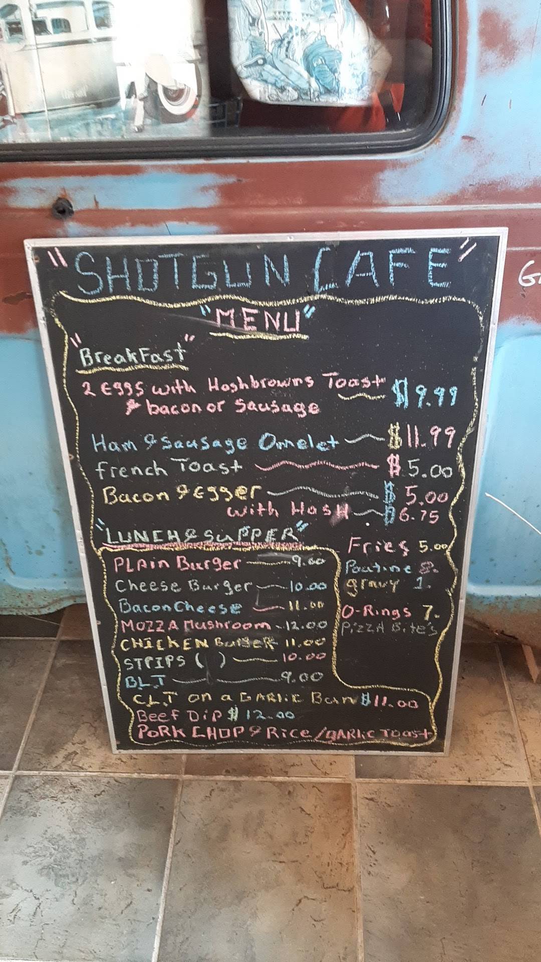 Menu au "Shotgun cafe" truck stop, Chaplin