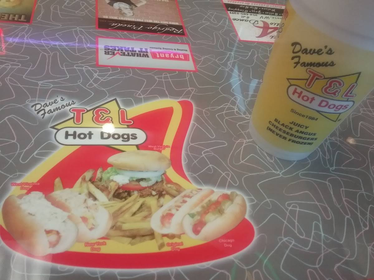 Carta de comida rápida Dave's Famous T & L Hot Dogs, Clarksburg, E Pike St