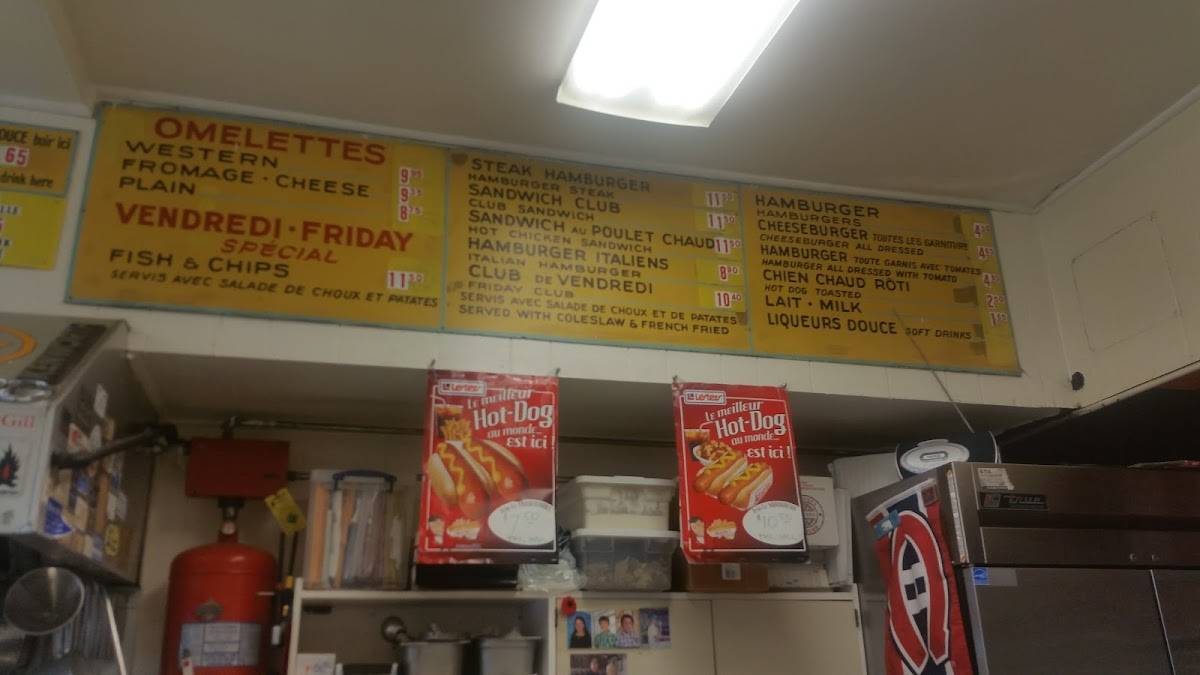 Menu at Décarie Hot Dogs restaurant, Montréal