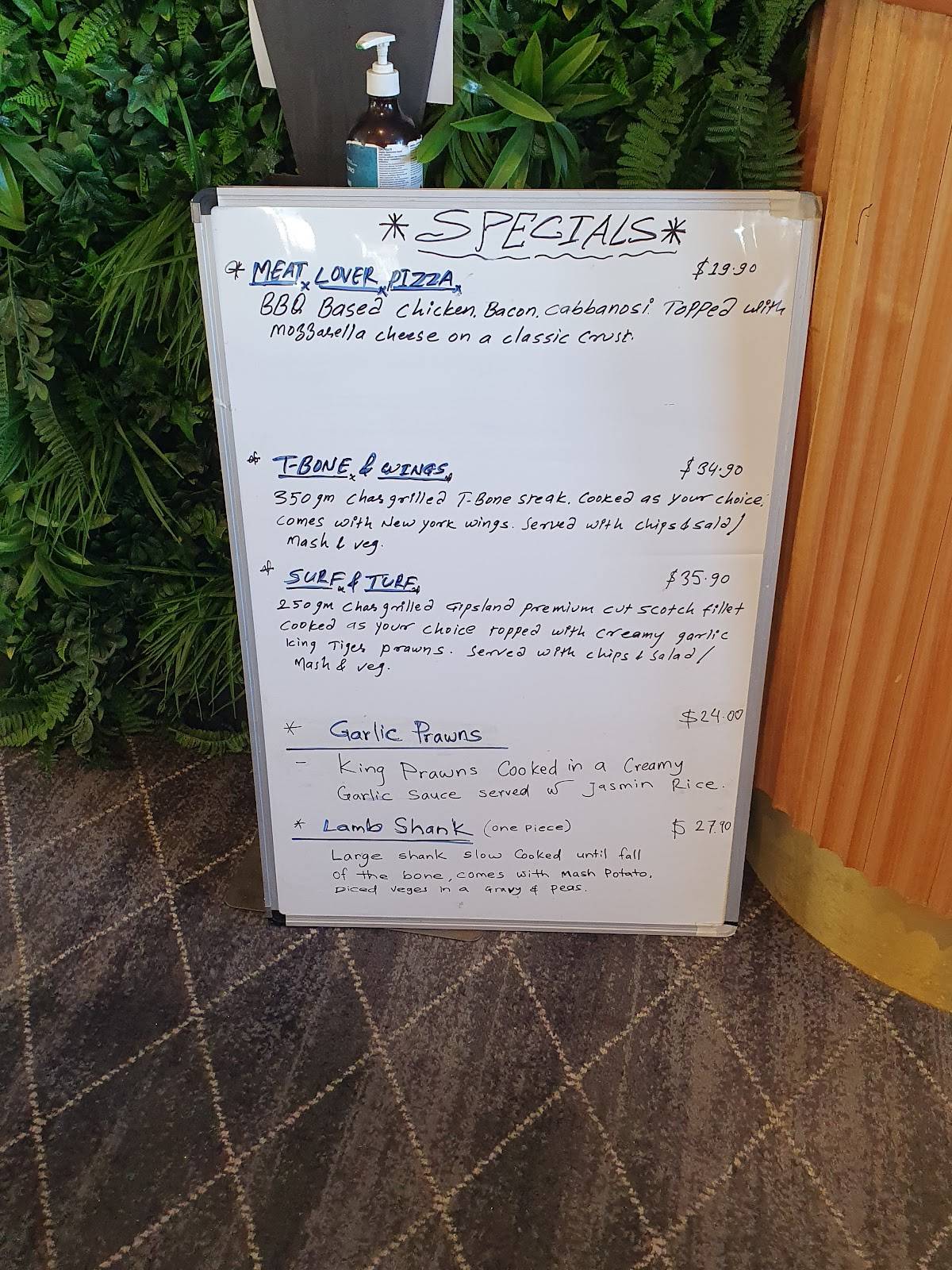 Menu at Town Hall Hotel pub & bar, Waratah