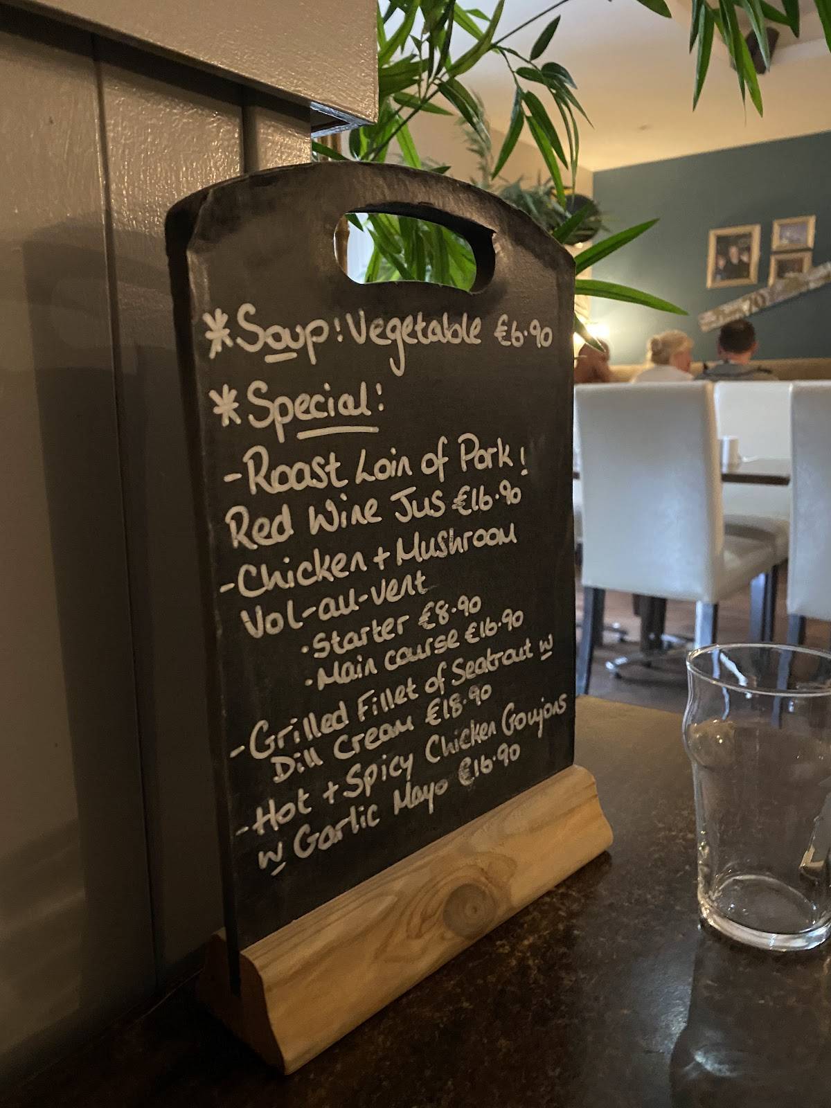 Menu at Griffin's Bar & Restaurant, Castlemaine, The Village