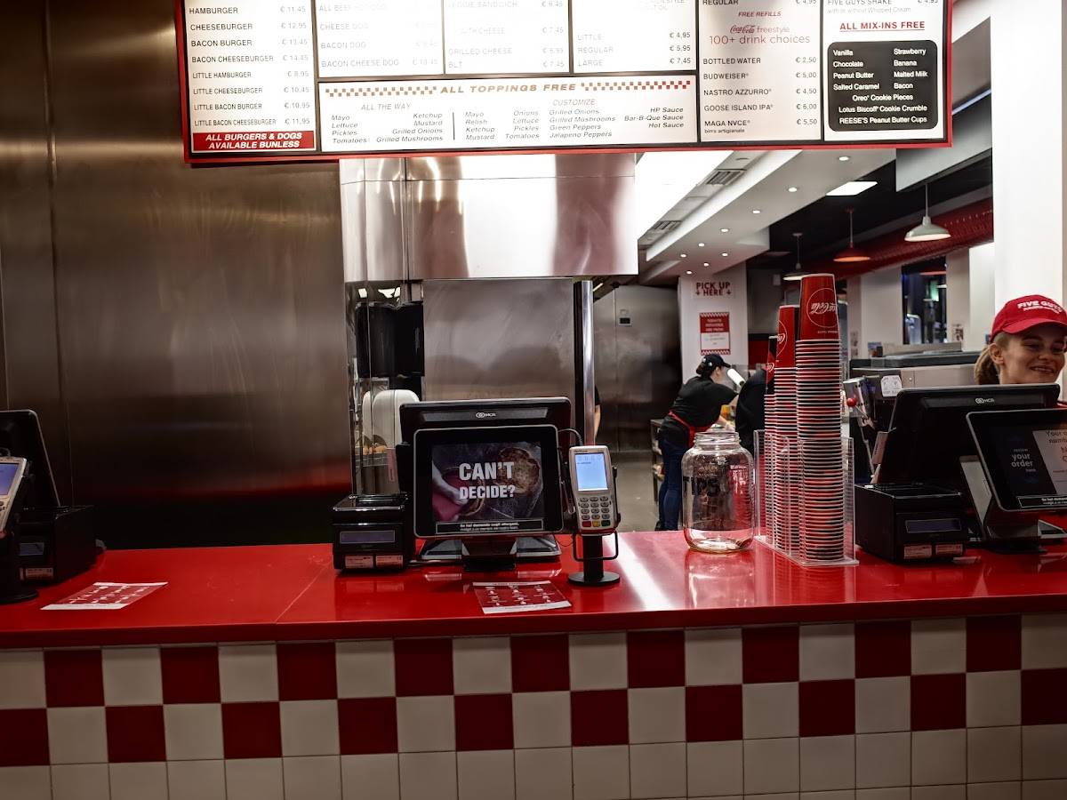 Menu da Five Guys fast food, Milano, Corso Vittorio Emanuele II