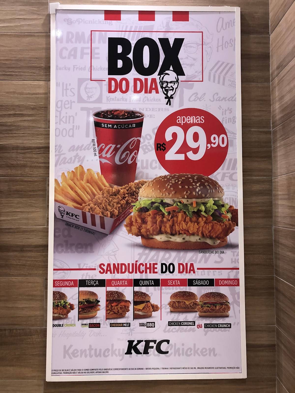 Menu em KFC restaurante, Curitiba, R. Konrad Adenauer
